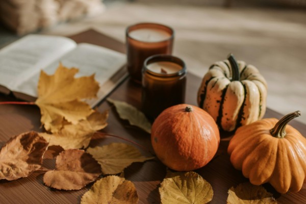 Les bougies naturelles incontournables pour un automne chaleureux